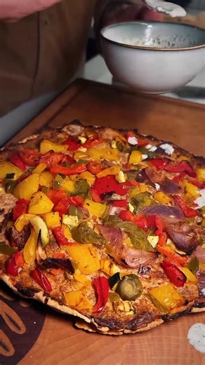 Low-calorie, high-protein shawarma pizza — proper comfort food that still fits weight loss and muscle gain. This one comes in under 600 calories with over 43g protein and honestly feels like a cheat meal. Recipe: • 200g lean chicken mince • 1 tsp Middle Eastern spices • 1 tsp tomato paste • Salt & pepper • ¼ pack Mediterranean veg, finely chopped • Jalapeños (to taste) • 1 Lebanese flatbread Method: Mix the chicken mince with the spices, tomato paste, salt and pepper. Place a Lebanese flatbread 