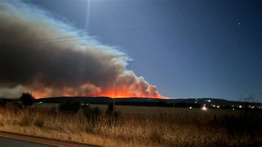 Residents endure another nervous night as WA bushfire continues to spread
