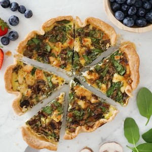 1.9M views · 1.6K reactions | This easy CHICKEN QUICHE recipe is made with refrigerated pie crust and loaded with spinach and mushrooms but you can use any combination of vegetables. A great recipe to clean out the refrigerator! 6 Freestyle Points • 333.5 Calories PRINT: https://www.skinnytaste.com/chicken-quiche/ | Skinnytaste | Facebook