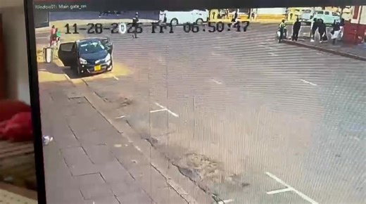 #dandarostreets CCTV footage shows a Toyota GD6 vehicle colliding with a kombi at Robert Mugabe Way – Sam Nujoma Street intersection early this morning Who was wrong here, the GD6 or the Kombi driver...🙌🏾💯✔️ Caution: Graphic Content | Dandaro Online