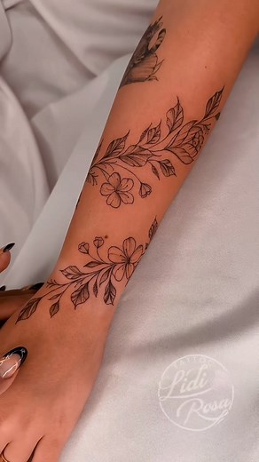 Tatuagem de Bracelete Floral Feminino: Ideias e Inspirações