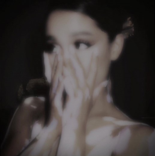Ariana Grande Hand-on-Face Pose: Trending Photo Ideas