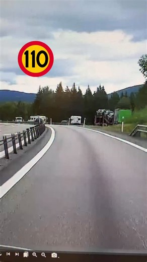 Obs! Filmen inzoomad. Ofta ser vi detta i trafiken. Att man i samband med väjningsplikt eller stopplikt kör ut och orsakar hinder eller fara. Som förare måste man göra en bedömning innan man åker ut på korsande väg. Är avståndet till korsande trafik för kort får man vänta tills det blir en större lucka. Trafikförordningen 3 kap. Bestämmelser för trafik med fordon 5 § Förare som har väjningsplikt skall tydligt visa sin avsikt att väja genom att i god tid sänka hastigheten eller stanna. Föraren få