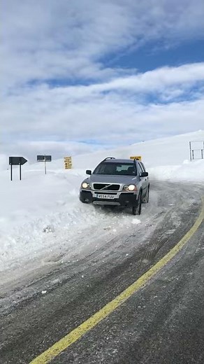 Volvo XC90 2.4 AWD iced snow