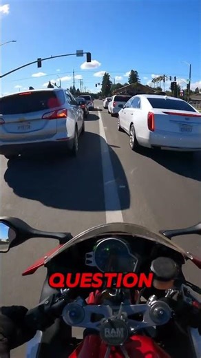 Can you legally lane split between two left-turn lanes?