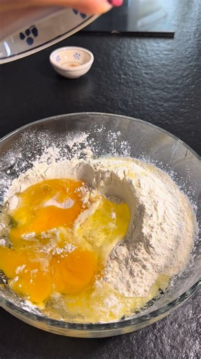 T’as pas de grand-mère alsacienne ? Viens, je t’apprends. 🤍 Les spätzle maison, c’est 4 ingrédients, et un goût qui met tout le monde d’accord. Et c’est bien meilleur que ceux du sachet! 🥣 Ingrédients (pour 4 personnes) • 4 œufs • 330–350 g de farine • 12–15 cl d’eau ou de lait • 1 pincée de sel ( un peu de muscade si t’aimes) 👩‍🍳 La recette 1️⃣ Mélange tout jusqu’à obtenir une pâte épaisse et collante 2️⃣ Fais tomber la pâte dans une eau bouillante salée à l’aide d’un long couteau ou d’une