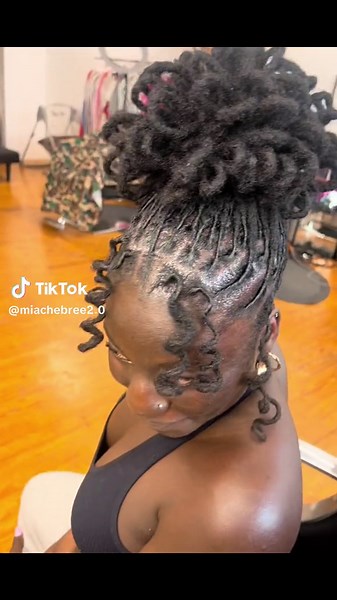 Gotta love a woman with locs 😍 Check out this elegant pedal updo 👌🏾🔥😍 Who said locs wasn’t versatile????? Link in bio … Always accepting new clients ! 😘 #locs #locqueen #houstonlocs #locjourney #dreads #dreadlocs #locstyles #dreadstyles #explore #explorepage #dallasloctician #locmaintance #retwist #loclife #womenwithlocs #menwithlocs #naturalhair #dallaslocs #twostrand #dfwlocd #dfwloctician #celebrityloctician #celebritylocstylist #locbaddiechronicles #birthdayhair