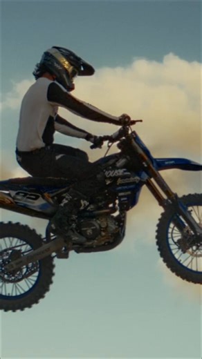 1K views | Watch as this motorcyclist defies gravity with incredible stunts! Wheelies, jumps, and sandy terrains become their playground, all set against breathtaking skies. The skill and control are unreal. #MotorcycleStunts #WheelieLife #ExtremeRiding #MotorcycleAdventures #BikeLife | Motocross Qc | Facebook