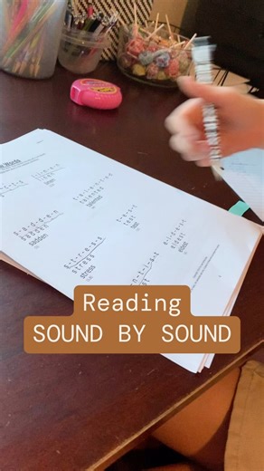 This is called the “pencil reading” method in the Learn Reading program. Don’t forget to grab your free printable lesson! #learnreading #aprilmcmurtrey #pencilreading #phonicsforkids #phonicsclass #readinghelp #readingforkids #homeschoolreading #homeschoolmom | Learn Reading