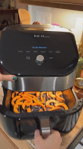 Instant Pot® on Instagram: "Steak Salad Sunday starring the Instant Pot Vortex Air Fryer. Eating better is easy when you can whip up dinners like this and watch your toppings crisp to perfection before your very eyes. See the full recipe below. 📸: @chacekitchen For the salad: 1 cup arugula 1 cup kale, massaged with a little olive oil, lemon juice, salt, and pepper 1/4 honeynut squash, sliced and roasted 1/4 honey crisp apple, sliced Crumbled goat cheese, to taste 2 pieces crispy prosciut