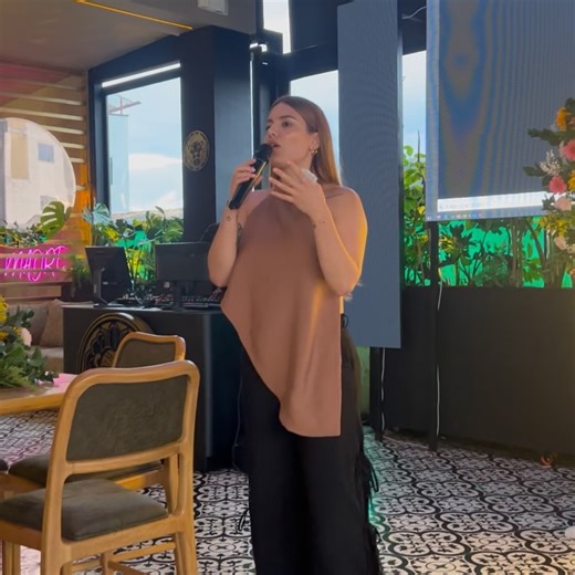 Manuela Arbeláez on Instagram: "✨ Los sueños sí se cumplen ✨ Hoy miro a mi equipo y no puedo evitar sentir el corazón lleno. Click Hair no solo ha crecido… nosotros también lo hemos hecho. Cada paso, cada lanzamiento, cada reto y cada sonrisa han sido recordatorios de que los sueños no llegan por casualidad: se construyen con amor, constancia y una fe inquebrantable. Click nació pequeño, con esperanza y ganas. Hoy es un universo lleno de talento, de manos que crean, de mentes que sueñan, de cora