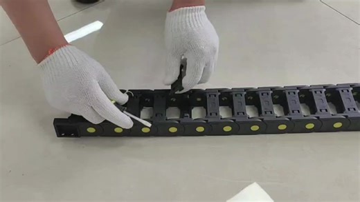 Cable Drag Chain Can Be Customized in Length. the Cable Carrier Drag Chain Is 1M in Length for CNC Machine Tools.