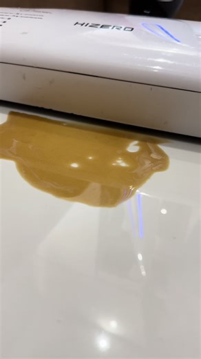 Produkty suche i mokre wpadają do oddzielnych pojemników❗️ • HIZERO SEPARUJE ŚMIECI • SUCHE ODPADY ➡️ TACKA (śmietniczka) MOKRE ODPADY ➡️ POJEMNIK NA BRUDNĄ WODĘ Jedno urządzenie, które: ZAMIATA • MYJE • WYCIERA PODŁOGĘ (pozostawiając mgiełkę) • SAM SIĘ CZYŚCI 📣 Umów się na niezobowiązującą prezentację, a pokażę Ci jak działa Hizero 😍 Jeśli nie jesteś zainteresowana/y prezentacją, możemy złożyć bezpośrednio zamówienie! Wyślę Ci filmiki instruktażowe i gwarantuję opiekę posprzedażową 🥰 📲 666-