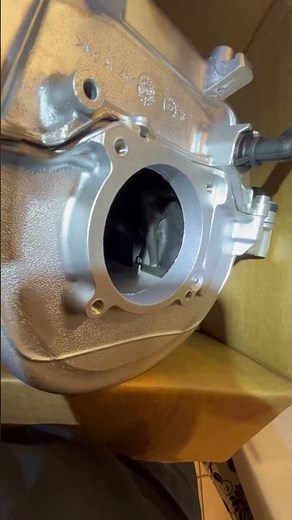 A look inside the Mercedes Benz M272 variable intake runner length manifold for low vs high rpm.