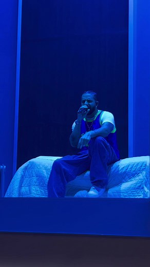 Drake's R&B Performance at the Apollo Theater
