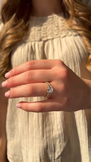 The Perfect Combo ✨💎💍 Engagement Ring & Wedding Band Set with Timeless Sparkle