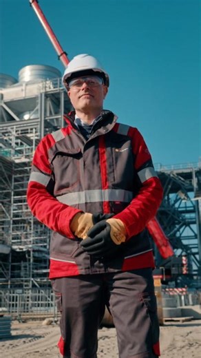 Bas is projectmanager van Holland Hydrogen 1. Samen met zijn team werkt hij aan de bouw van Europa’s grootste groene waterstoffabriek. Deze zal straks waterstof leveren aan Shell Pernis, om onze eigen fabrieken te verduurzamen en de CO₂-uitstoot te verminderen. Holland Hydrogen 1 is een belangrijke stap in de energietransitie. Ontdek hoe het werkt: www.shell.nl/waterstof | Shell