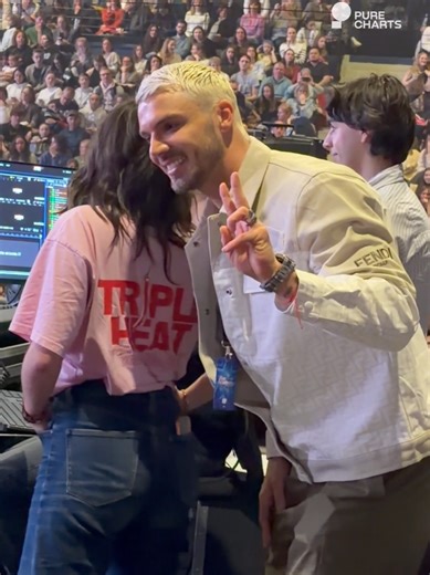 Bain de foule pour Jonathan Jenvrin (@Jonathan Jenvrin) lors du coup d'envoi de la tournée Star Academy 🕺🏻 Acclamé par le public à son arrivée, le prof de danse et chorégraphe s'est prêté au jeu des photos et des dédicaces, pour le plus grand plaisir des fans aux anges 📸 #StarAcTour #StarAcademy