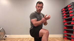 Don’t suffer with wrist pain in your workouts. Here’s some FRC mobility training to help you to train your wrists to be able to plank & press up confidently | Fashionable Fitness