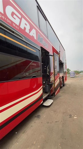 Andri Purwanto on Instagram: "First Class 🤩 #bus #agramas #busmania #reels"