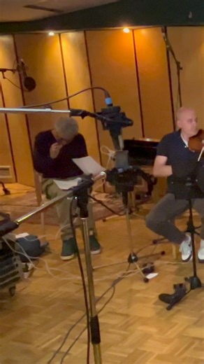 I just LOVE a good thriller made by a string section, don’t you? When a buildup needs something extra, I strongly recommend the use of strings 😉 This song is called "Inner Child" (it’s not finished yet) and will have a slightly different vibe than you’d expect from me. It’s kind of inspired by the Nu-Jazz band Yellowjackets. Have you ever heard of that jazz-infused instrumental group?Have a thrilling weekend! 😉🎶 #strings #NuJazz | d'Z