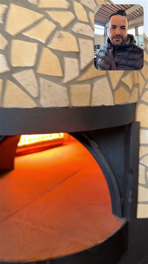 Essen mal ganz besonders an Silvester: Wer uns kennt, weiß dass wir auf Qualität und Hochwertigkeit achten. Essen Trinken Entertainment alles für nur einen Preis. Pizzeria MADE IN NAPOLI aus Köln präsentiert euch das Essen, Live Cooking, Grill und Pizza. (alles frisch) *** Antipasti *** • Olive di Gaeta • Mozzarella di bufala Doc • Bruschetta con pomodori siciliani • Formaggi freschi di stagione • Verdure grigliate • Carpaccio di manzo • Vitello tonnato • Salumi • Capocollo napoletano • Prosciut