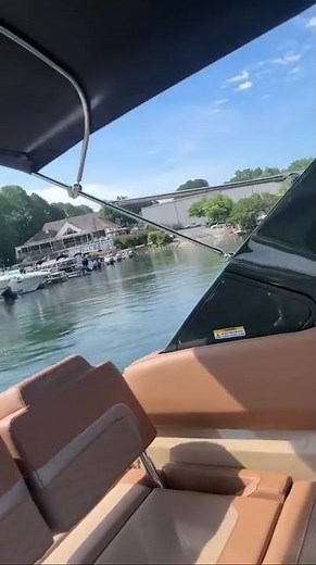 Smooth Single-Engine Joystick Control | Harris Pontoon Boats #luxuryboating #pontoon #mercurymarine