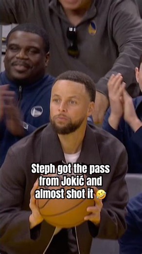Curry pump-faking on the bench 😂