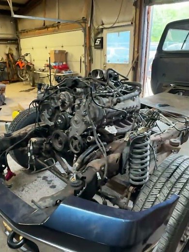 6.8 v10 2005 ford f350 long lock engine swap #ford #f350 #v10 #oypsgarage #engineswap #technician