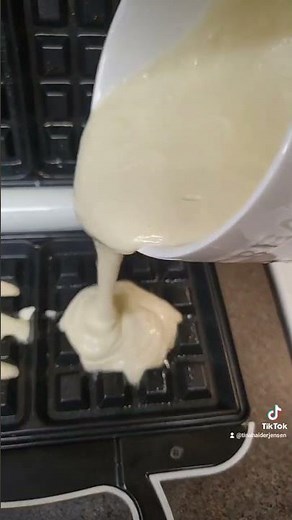 Easy 5 Minute Bisquick Waffles!