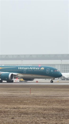 Vietnam Airlines Boeing 787-9 Dreamliner Takeoff