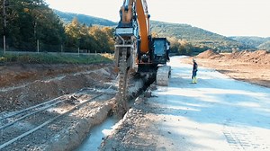 KEMROC KSI 5000 * Soil cement diaphragm wall * Dichtwand aus Erdbeton ➡️ https://www.kemroc.de/news?27817e #SoilCement #DiaphragmWall #Dichtwand #Erdbeton #KEMROC #Injection #Excavator #Attachment #Injektor #Bagger #Anbaugerät | KEMROC