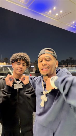 ¡Ah caray, a Cristiano Ronaldo Junior sí que le gusta brillar! 💎😮. El hijo del Comandante se hizo viral al aparecer en un video junto a un rapero, tirando flow y presumiendo una cadena cargada de diamantes que dejó a todos con la boca abierta. 🔗✨. ¿Será tesoro de CR7… o pura fachada del Junior? 🤔😎. | Telemundo Deportes