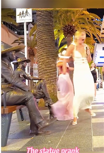 Statue prank 😂#statueprank #funny #fyp #tiktok #foryoupage