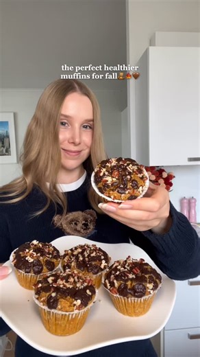 Selma | easy healthy recipes on Instagram: "The perfect healthier muffins for fall🧸🍁🤎 These pumpkin spice muffins are soft, moist and so delicious! They are so cozy and make your home smell amazing! • More recipes in my Ebooks which have 180 healthy & easy recipes, link in my profile🥰 • ingredients for 6 big muffins or 8 medium ones: 1/4 cup olive oil or melted coconut oil (60 ml) 1/4 - 1/3 cup maple syrup (60 - 80 ml), to taste 3 eggs 2/3 cup pumpkin puree (160 ml) 1 teaspoon vanilla extrac