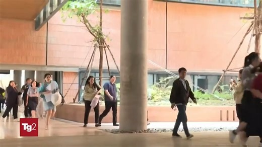 Secondo gli esperti, il sisma è stato 300 volte più forte del terremoto di #Amatrice. Molta paura tra gli italiani che si trovano a #Bangkok. Le testimonianze | Tg2