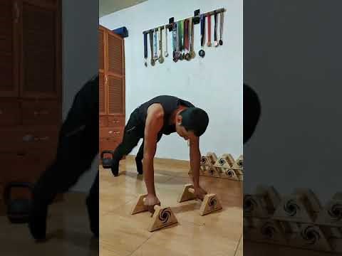 12 ejercicios en Push up bars para practicar en casa