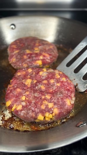 Bacon Cheddar Stuffed Burgers. When that cheese melts and forms the perfect crust 🤌🏻🤌🏻🤌🏻 #burger #cheeseburger #cheddar #bacon #baconcheeseburger #baconburger #hamburger | The Kitchen Whitelaw