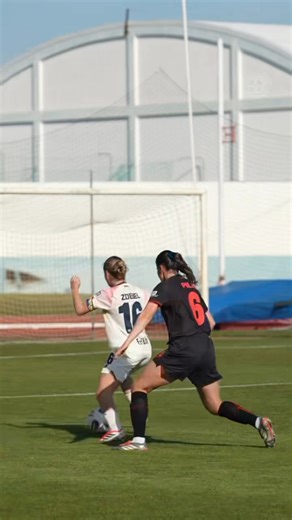 Interner Test am dritten Tag des Trainingslagers der #Bayer04Frauen in Faro 🇵🇹 Nach 2 x 35 Minuten setzte sich Team Schwarz 4:2 gegen Team Weiß durch 🤝 ⚽⚫ Vanessa Fudalla, Amy Wrigge, Juliette Vidal und Cornelia Kramer ⚽⚪ Ruby Grant, Loreen Bender #esquentaB04 #Bayer04 #Werkself | Bayer 04 Leverkusen
