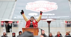 Elliott Throwing Out First Pitch At Cubs-Cardinals Game
