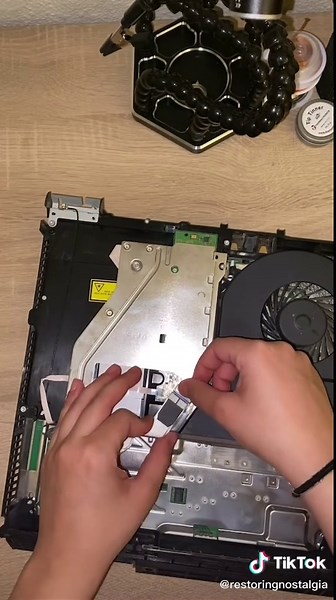 تجربة فتح وتجميع جهاز سوني ٤: تجربة ممتعة ومعلقة