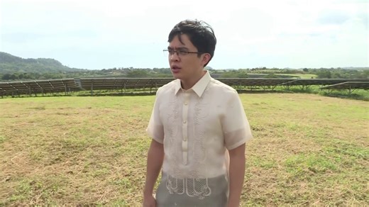 Ipinasyal ni Batangas First District Rep. Leandro Leviste ang grupo ng media sa 160-ektaryang Solar Farm nito sa Calatagan, Batangas nitong Biyernes ng hapon (Enero 16). Sinasabing isang 63.3-megawatt ang planta na may mahigit 200,000 solar panels sa ilalim ng Solar Philippines. Sa kabila ito ng kinakaharap ng kumpanya na higit P24 bilyong multa dahil sa mga umano'y paglabag at hindi pagtupad sa mga kasunduan. | ABS-CBN News