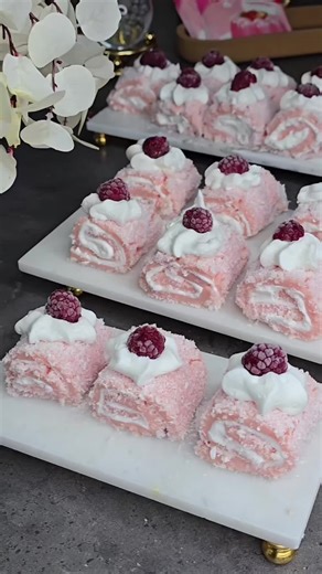 Pasha Llokum – Embëlsira që Bëhet për 10 Minuta dhe Shkrihet në Goje! 🍓✨ Kjo recetë është aq e lehtë sa do ta bësh çdo ditë… dhe rezultati? Thjesht mahnitës! 😍 Përgatitja: Në një tenxhere shto: 1 litër qumësht 5 lugë gjelle sheqer 2 pudinga me shije luleshtrydhe @vitaminka.mk 100 gr gjalp 1 vanil sheqer Përziji dhe zieji në zjarr mesatar derisa masa të trashet. Ndërsa është ende e nxehtë, shto 50 gr çokollatë të bardhë dhe përziej derisa të shkrihet plotësisht. Merr një tepsi 40x30, shto një s