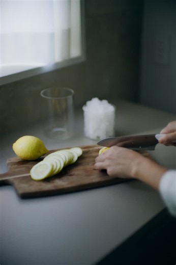 KINTO Japan Official | [RECIPE] 五感で愉しむ、季節の手仕事「レモンシロップ」⁠ ⁠ 薄く切ったレモンと氷砂糖を重ねてつくるレモンシロップ。シロップが黄色く色づく過程をゆっくり愉しんで。⁠ 冬はお湯に溶かしてホットレモン、夏は炭酸水で割ってレモネードに。お菓子作りなどに使うこともできます。⁠... | Instagram