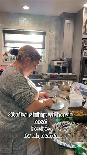 This stuffed shrimp is great for Christmas Eve—simple, fresh, and full of flavor. Just butterfly large shrimp and stuff them with a mixture of lump crab meat, breadcrumbs, lemon zest, a squeeze of lemon juice, Italian seasoning, and a light touch of salt and pepper. Top everything with melted butter mixed with minced garlic and chopped parsley, then bake until the shrimp are pink and the stuffing is golden. Perfect, easy, and delicious 🍤🍤🍤 #fyp #viral | Brilifestyled