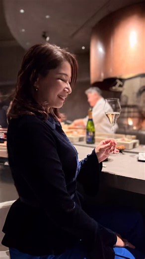 田中 浩実｜Hiromi Tanaka on Instagram: "⟡.· **大人の女子会は、 笑顔と会話が弾む“美味しい贅沢”がいちばん。**𓂃𓈒𓏸 この日は、美食を愛する、素敵な女性たちと 麻布十番「鮨 織田 ODA」で女子会。 美味しいものを前に自然と会話が弾み、 「これ美味しいね」「今の香り、すごくない？」 そんな言葉を交わしながら、 一皿一皿を丁寧に味わう時間でした。 ネタの旨み、香り、温度まで計算されたお鮨は、 ひと口ごとに完成度の高さを感じる美味しさ⋆✦ ――――――― ■ この日の献立 ――――――― 【鮪】 • 北海道 戸井 脳天 • 青森 大間 赤身 • 青森 大間 中トロ • 青森 大間 大トロ 藁炙り 【握り・刺身】 • ヒラメ • アオリイカ • 赤ムツ • 赤貝 • 北寄貝 • 真つぶ • イワシ • 車海老 • 穴子 • 山葵かんぴょう 【丼】 • 最中丼 塩イクラ／馬糞うに／鮪タタキ 【逸品】 • 薪炙り いちご煮 鮑・雲丹・一番だし • 炙り野菜・キノコ 下仁田葱／原木椎茸／舞茸 【焼物】 • 薪焼き ノドグロ塩焼き 【鍋物】 • 毛蟹あん鍋