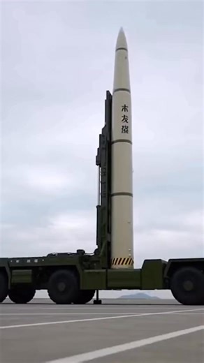 El misil balístico chino DF-21D, a menudo apodado el "asesino de portaaviones", no es solo un arma convencional, sino también un elemento disuasorio estratégico destinado a desafiar la supremacía naval estadounidense. Con un alcance de hasta 2000 km, una velocidad hipersónica de Mach 10 y una ojiva de maniobra capaz de superar las defensas aéreas, el DF-21D representa una amenaza directa para el activo más costoso y crucial de la Armada estadounidense: el portaaviones. Esta arma redefine la ecua