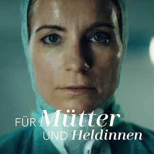 Für alle Heldinnen der Krise! Und für die Frauen, die schon immer unsere Heldinnen gewesen sind: unsere Mütter! P.S. In diesem Jahr spendet Douglas an die Corona-Nothilfe von „Aktion Deutschland Hilft“. Helft auch ihr mit! Einfach den Film schauen und die Douglas-App runterladen. Pro App-Erst-Download spendet Douglas 1€. | Douglas Cosmetics