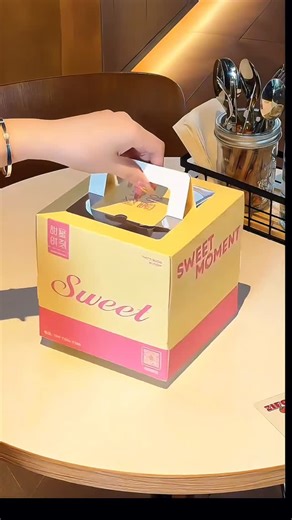 Anna on Instagram: "Foldable portable transparent window display cake box. #cakebox #cake #cakepackaging #factory #foodbox #customize #baker #bakery #customized #folding"