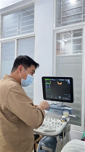 Indra Tarigan on Instagram: "Sulit Hamil karena Penebalan Dinding Rahim (Hiperplasia Endometrium) Penebalan dinding rahim bisa mengganggu implantasi embrio, sehingga hamil jadi sulit atau sering gagal. 📌 Penyebab tersering: • Gangguan hormon (estrogen berlebih) • PCOS • Obesitas • Haid tidak teratur lama 📌 Gejala yang sering muncul: • Haid tidak teratur / sangat banyak • Flek berkepanjangan • Sulit hamil 💡 Dengan terapi hormon & penanganan yang tepat, peluang hamil masih ada."